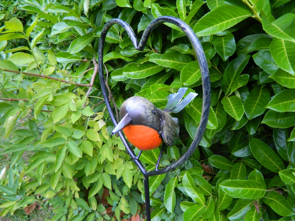 Garden Stake Ornament 100CM - Robin In Love Heart - OnTradeWinds.co.uk